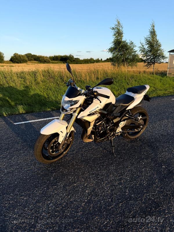 Melns Suzuki GSR 750 2011 Tartu, ar dzinēja tilpumu 0.75 L un nobraukumu 29 tūkst. km par 4700 €, foto 2 vietnē AUTOMOTO.COM.LV