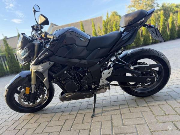 Black Suzuki GSR 2011 in Kaunas, with an engine capacity of 0.75 L and mileage of 41 thousand km for 4000 €, photo 3 on AUTOMOTO.COM.LV