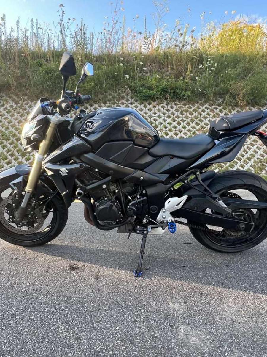 Black Suzuki GSR 2016 in Vilnius, with an engine capacity of 0.75 L and mileage of 35 thousand km for 4450 €, photo 3 on AUTOMOTO.COM.LV