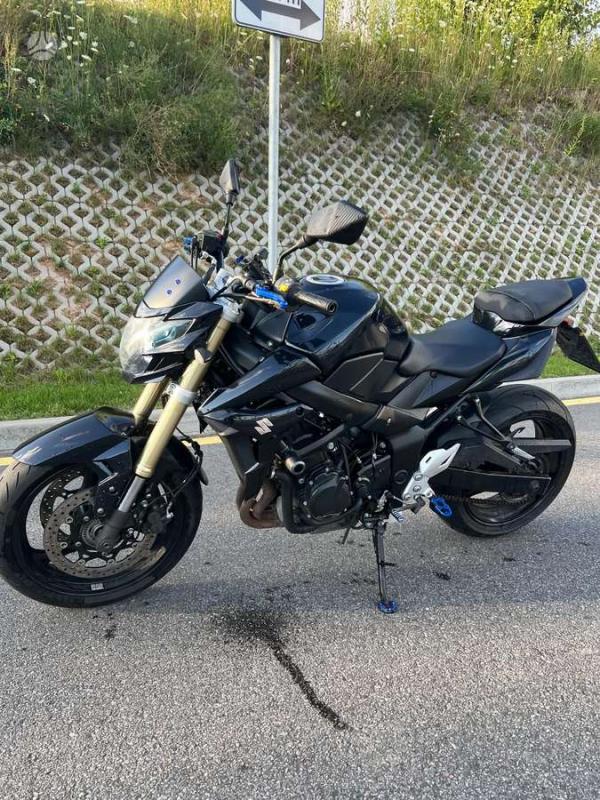 Black Suzuki GSR 2016 in Vilnius, with an engine capacity of 0.75 L and mileage of 35 thousand km for 4450 €, photo 3 on AUTOMOTO.COM.LV