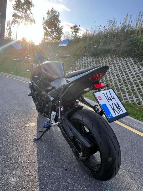 Black Suzuki GSR 2016 in Vilnius, with an engine capacity of 0.75 L and mileage of 35 thousand km for 4450 €, photo 4 on AUTOMOTO.COM.LV