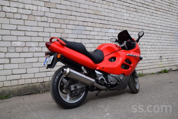 Suzuki GSX 600F 2000 in Riga, with an engine capacity of 0.60 L and mileage of 0 thousand km for 1500 €, photo 4 on AUTOMOTO.COM.LV