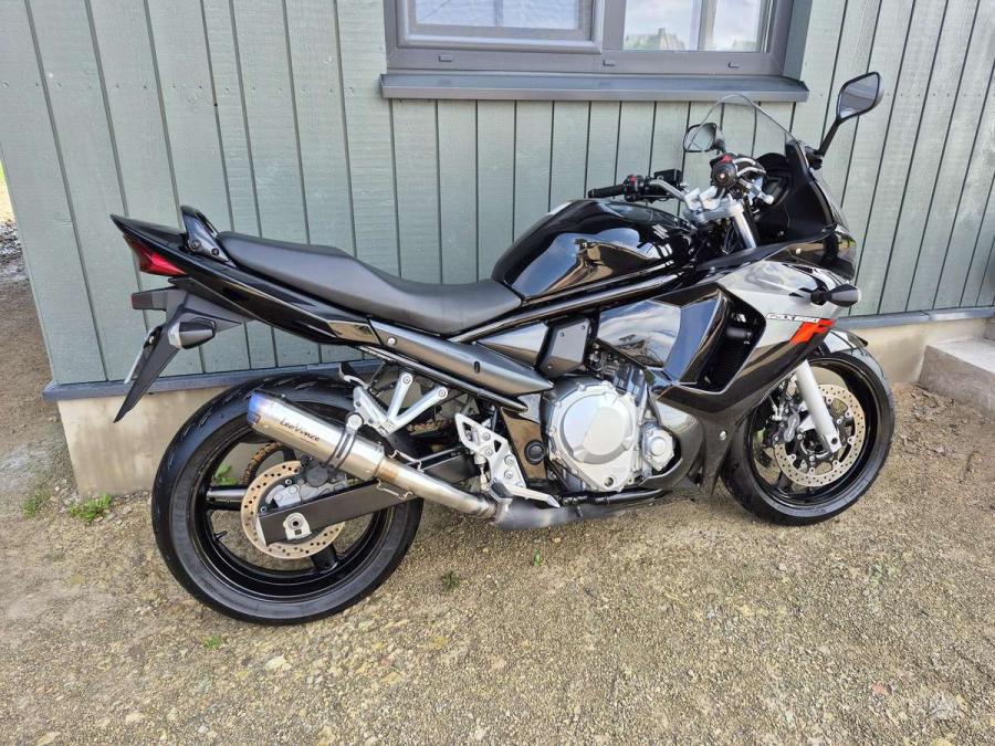 Black Suzuki GSX-F 2010 in Kursenai, with an engine capacity of 0.66 L and mileage of 44 thousand km for 3150 €, photo 6 on AUTOMOTO.COM.LV