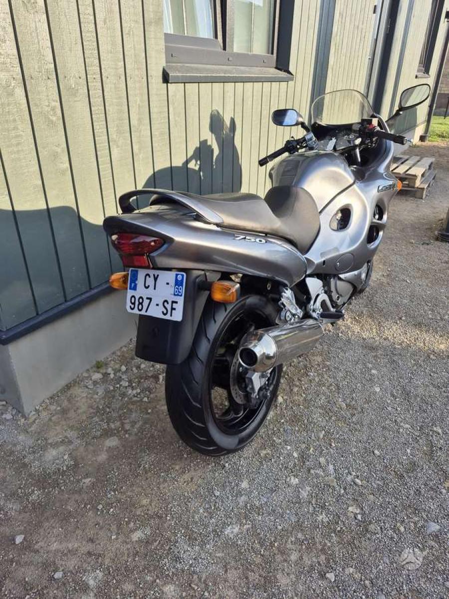 Pelēks Suzuki GSX-F 2003 Kuršėnai, ar dzinēja tilpumu 0.75 L un nobraukumu 45 tūkst. km par 1199 €, foto 5 vietnē AUTOMOTO.COM.LV