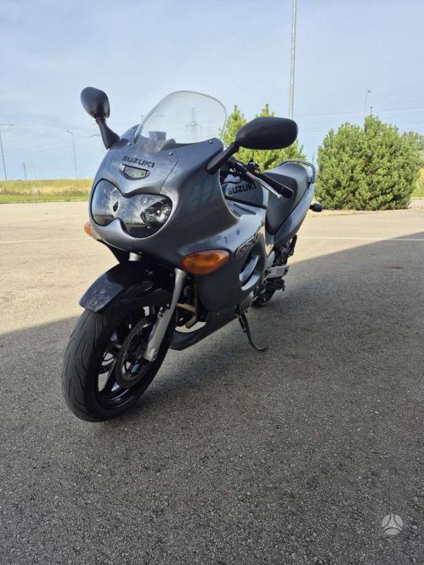 Suzuki GSX-F 2003 in Kursenai on AUTOMOTO.COM.LV Grey Suzuki GSX-F 2003 in Kursenai, with an engine capacity of 0.75 L and mileage of 45 thousand km for 1250 €, photo 5 on AUTOMOTO.COM.LV