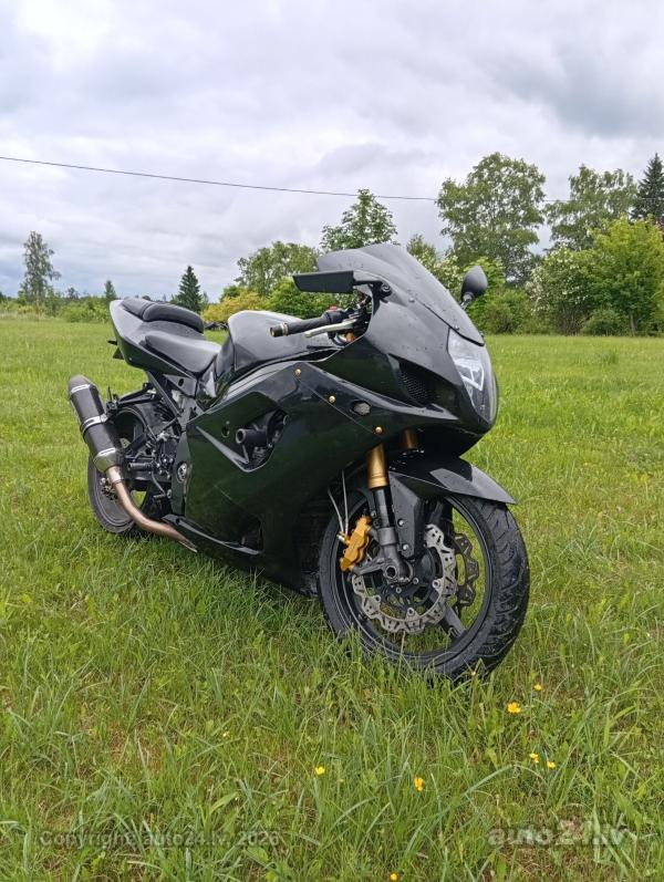 Melns Suzuki GSX-R 1000 2004 Otepē, ar dzinēja tilpumu 0.99 L un nobraukumu 95 tūkst. km par 3200 €, foto 1 vietnē AUTOMOTO.COM.LV