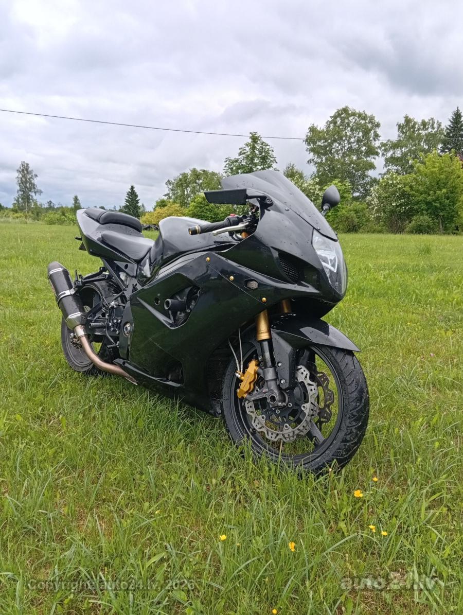 Черный Сузуки GSX-R 1000 2004 в Отепя, объемом двигателя 0.99 л и пробегом 95 тыс. км за 3200 €, фото 1 на AUTOMOTO.COM.LV