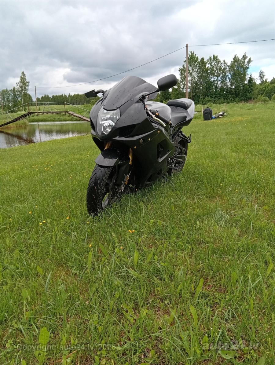 Черный Сузуки GSX-R 1000 2004 в Отепя, объемом двигателя 0.99 л и пробегом 95 тыс. км за 3200 €, фото 3 на AUTOMOTO.COM.LV