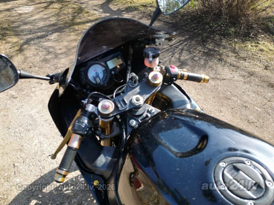 Melns Suzuki GSX-R 1000 2005 Tallina, ar dzinēja tilpumu 0.99 L un nobraukumu 56 tūkst. km par 4500 €, foto 2 vietnē AUTOMOTO.COM.LV