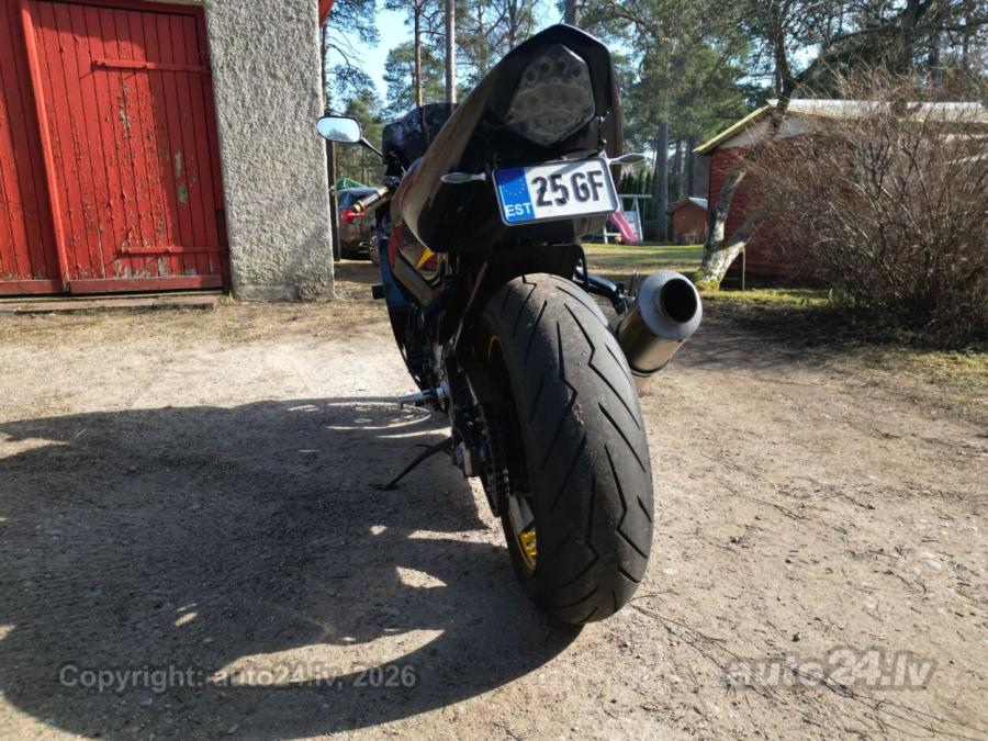Melns Suzuki GSX-R 1000 2005 Tallina, ar dzinēja tilpumu 0.99 L un nobraukumu 56 tūkst. km par 4500 €, foto 5 vietnē AUTOMOTO.COM.LV