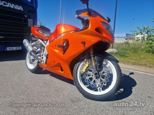 Grey Suzuki GSX-R 1000 2002 in Tallinn, with an engine capacity of 0.99 L and mileage of 55 thousand km for 2600 €, photo 1 on AUTOMOTO.COM.LV