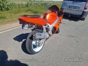 Pelēks Suzuki GSX-R 1000 2002 Tallina, ar dzinēja tilpumu 0.99 L un nobraukumu 55 tūkst. km par 2600 €, foto 4 vietnē AUTOMOTO.COM.LV