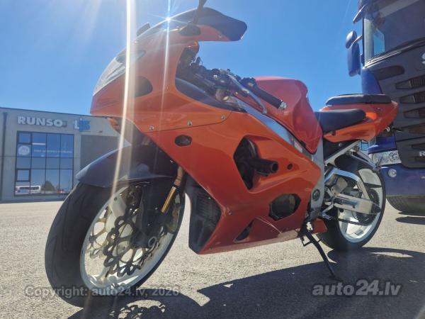 Grey Suzuki GSX-R 1000 2002 in Tallinn, with an engine capacity of 0.99 L and mileage of 55 thousand km for 2600 €, photo 6 on AUTOMOTO.COM.LV