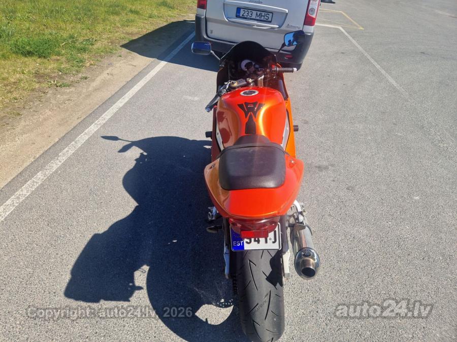 Pelēks Suzuki GSX-R 1000 2002 Tallina, ar dzinēja tilpumu 0.99 L un nobraukumu 55 tūkst. km par 2600 €, foto 8 vietnē AUTOMOTO.COM.LV