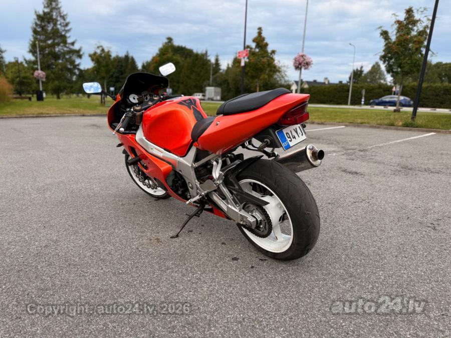 Orange Suzuki GSX-R 1000 2002 in Tallinn, with an engine capacity of 0.00 L and mileage of 0 thousand km for 2100 €, photo 3 on AUTOMOTO.COM.LV