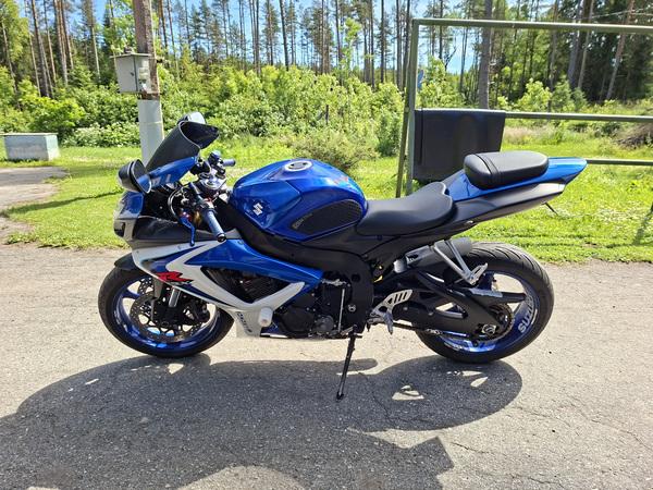 Black Suzuki GSX-R 600 2006 in Tallinn, with an engine capacity of 0.60 L and mileage of 45 thousand km for 5500 €, photo 1 on AUTOMOTO.COM.LV