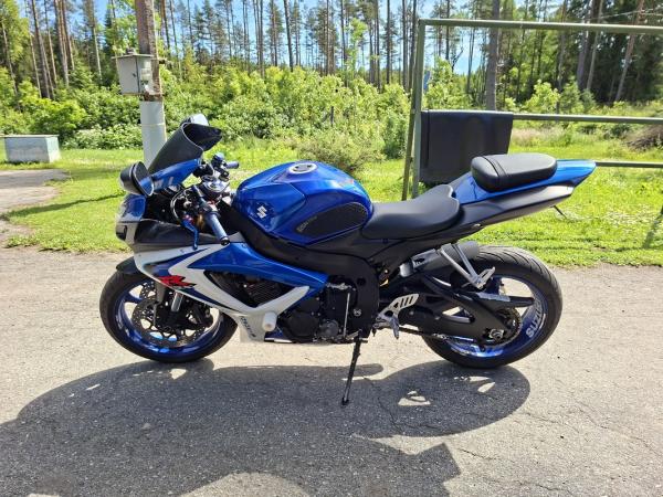 Black Suzuki GSX-R 600 2006 in Tallinn, with an engine capacity of 0.60 L and mileage of 45 thousand km for 5500 €, photo 5 on AUTOMOTO.COM.LV