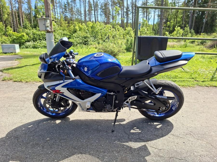 Melns Suzuki GSX-R 600 2006 Tallina, ar dzinēja tilpumu 0.60 L un nobraukumu 45 tūkst. km par 5500 €, foto 6 vietnē AUTOMOTO.COM.LV