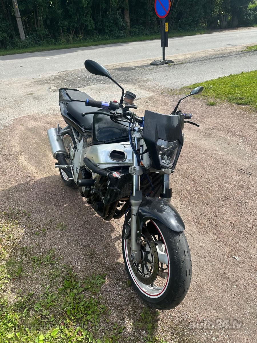 Black Suzuki GSX-R 600 2000 in Tallinn, with an engine capacity of 0.60 L and mileage of 80 thousand km for 1400 €, photo 1 on AUTOMOTO.COM.LV