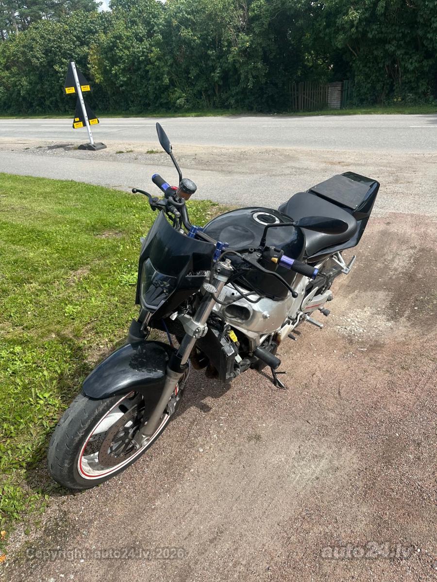 Black Suzuki GSX-R 600 2000 in Tallinn, with an engine capacity of 0.60 L and mileage of 80 thousand km for 1400 €, photo 3 on AUTOMOTO.COM.LV