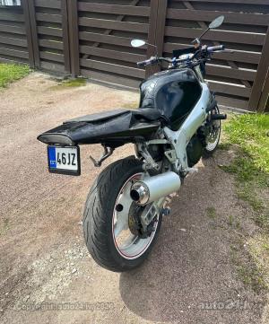 Black Suzuki GSX-R 600 2000 in Tallinn, with an engine capacity of 0.60 L and mileage of 80 thousand km for 1400 €, photo 4 on AUTOMOTO.COM.LV