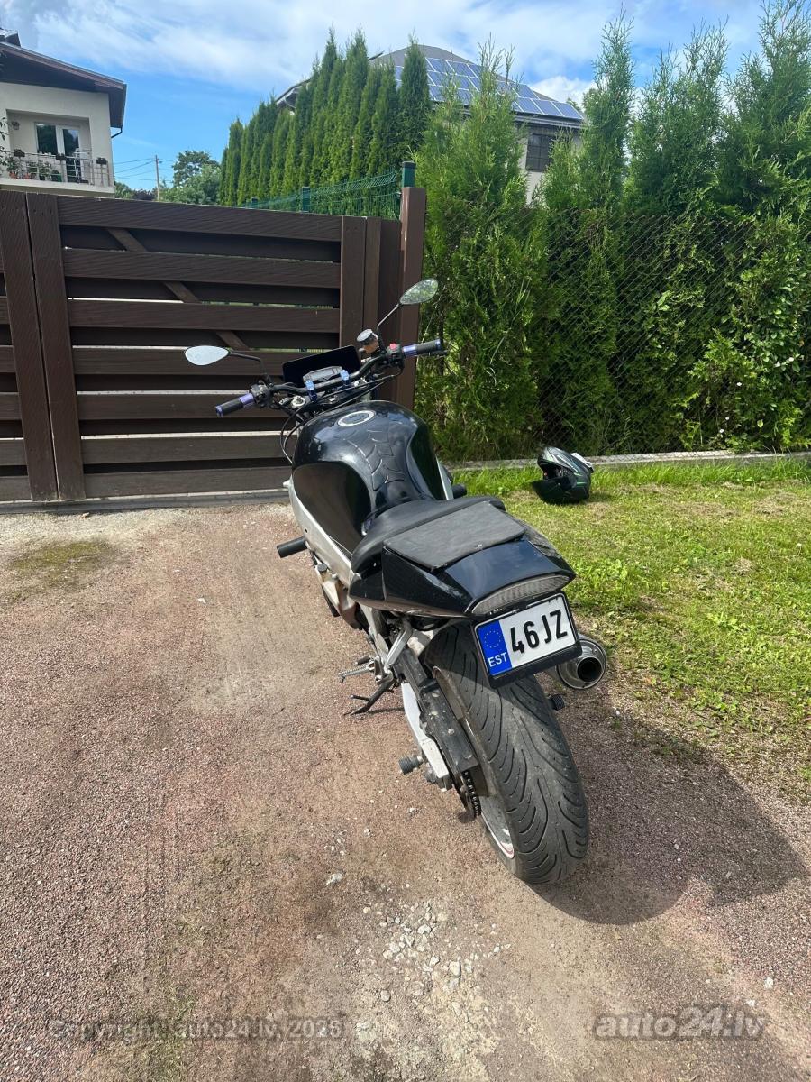 Black Suzuki GSX-R 600 2000 in Tallinn, with an engine capacity of 0.60 L and mileage of 80 thousand km for 1400 €, photo 5 on AUTOMOTO.COM.LV