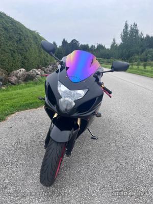 Black Suzuki GSX-R 600 2004 in Tallinn, with an engine capacity of 0.60 L and mileage of 47 thousand km for 3500 €, photo 4 on AUTOMOTO.COM.LV