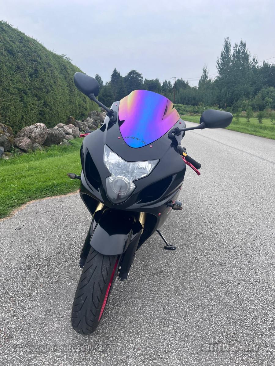 Black Suzuki GSX-R 600 2004 in Tallinn, with an engine capacity of 0.60 L and mileage of 47 thousand km for 3500 €, photo 4 on AUTOMOTO.COM.LV