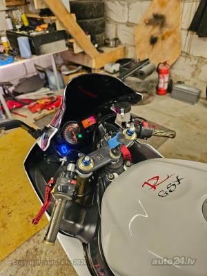 Black Suzuki GSX-R 600 2005 in Elva, with an engine capacity of 0.60 L and mileage of 71 thousand km for 2300 €, photo 4 on AUTOMOTO.COM.LV