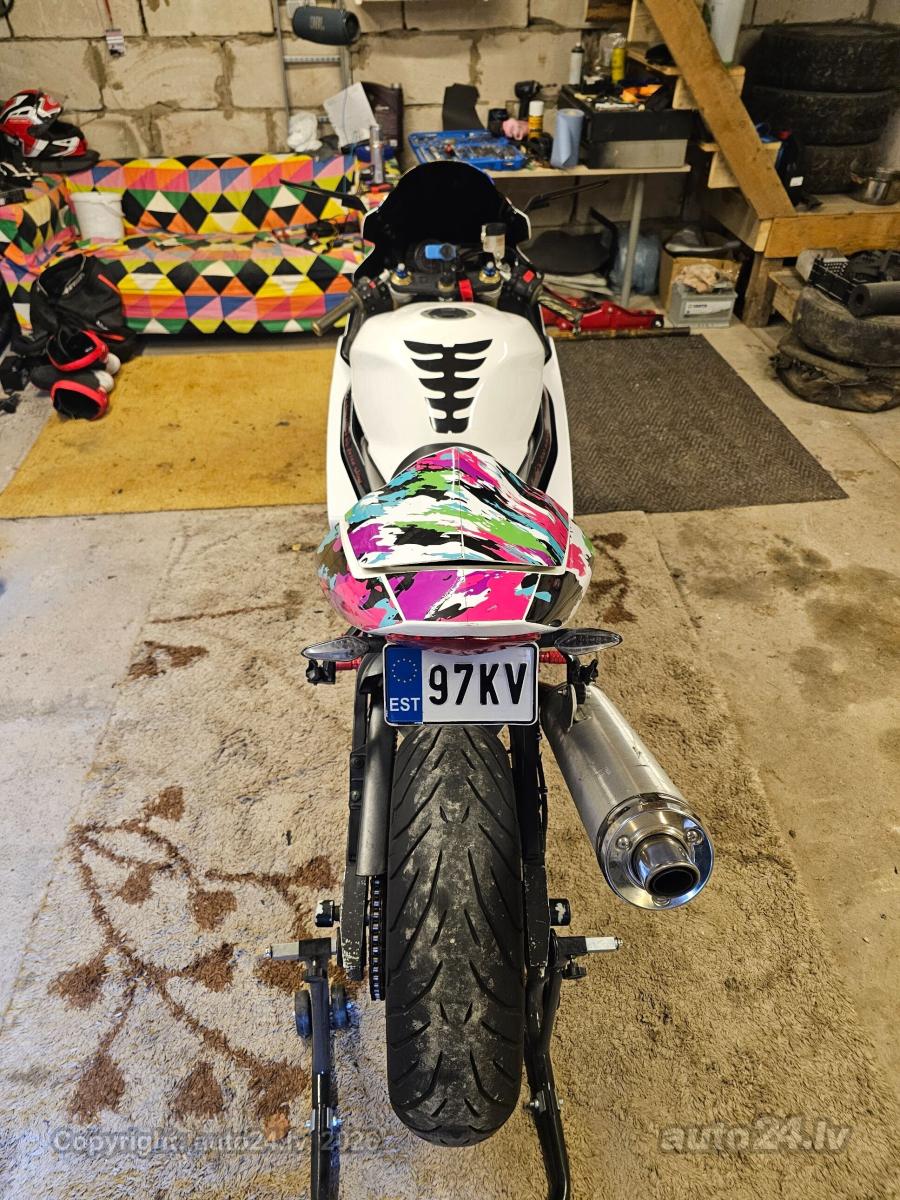 Black Suzuki GSX-R 600 2005 in Elva, with an engine capacity of 0.60 L and mileage of 71 thousand km for 2300 €, photo 5 on AUTOMOTO.COM.LV