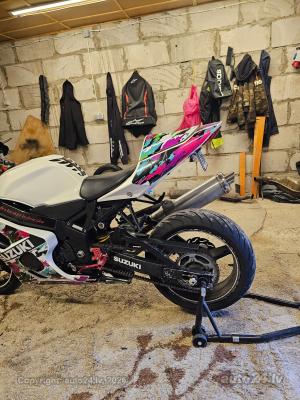 Black Suzuki GSX-R 600 2005 in Elva, with an engine capacity of 0.60 L and mileage of 71 thousand km for 2300 €, photo 6 on AUTOMOTO.COM.LV