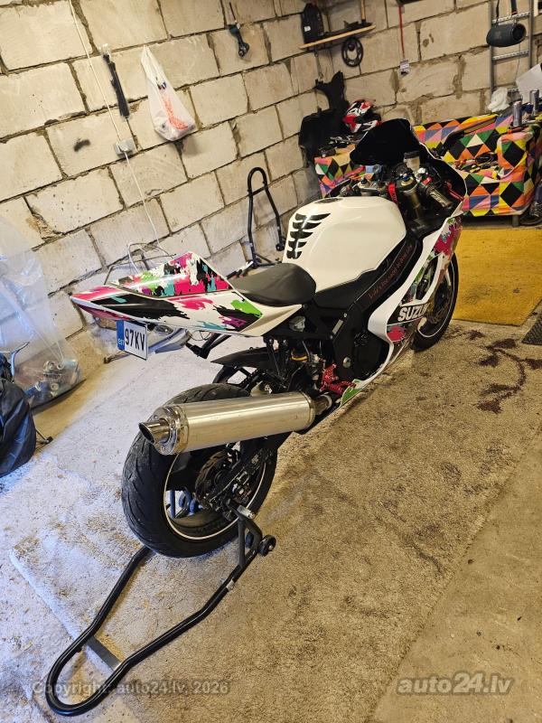 Black Suzuki GSX-R 600 2005 in Elva, with an engine capacity of 0.60 L and mileage of 71 thousand km for 2300 €, photo 7 on AUTOMOTO.COM.LV