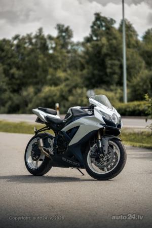 White Suzuki GSX-R 600 2011 in Tallinn, with an engine capacity of 0.60 L and mileage of 30 thousand km for 5700 €, photo  on AUTOMOTO.COM.LV