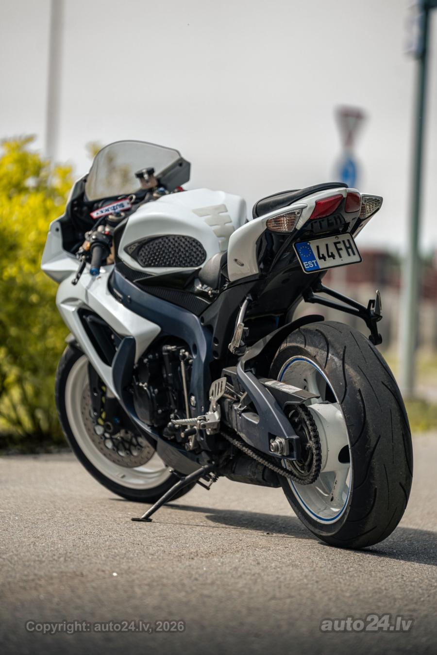 Белый Сузуки GSX-R 600 2011 в Таллин, объемом двигателя 0.60 л и пробегом 30 тыс. км за 5700 €, фото 3 на AUTOMOTO.COM.LV