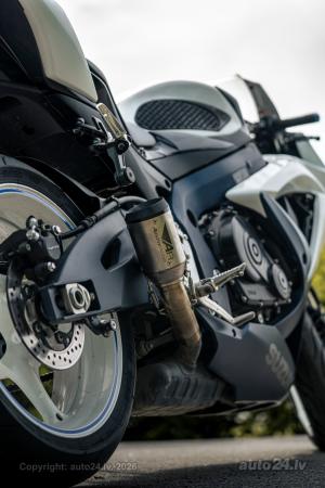 Белый Сузуки GSX-R 600 2011 в Таллин, объемом двигателя 0.60 л и пробегом 30 тыс. км за 5700 €, фото 4 на AUTOMOTO.COM.LV
