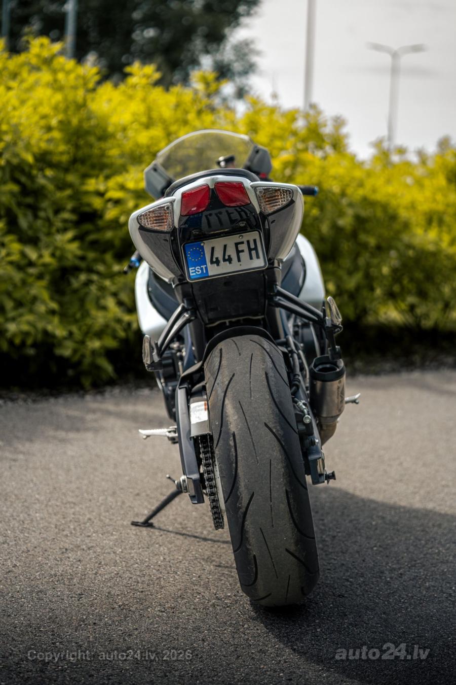 Белый Сузуки GSX-R 600 2011 в Таллин, объемом двигателя 0.60 л и пробегом 30 тыс. км за 5700 €, фото 6 на AUTOMOTO.COM.LV