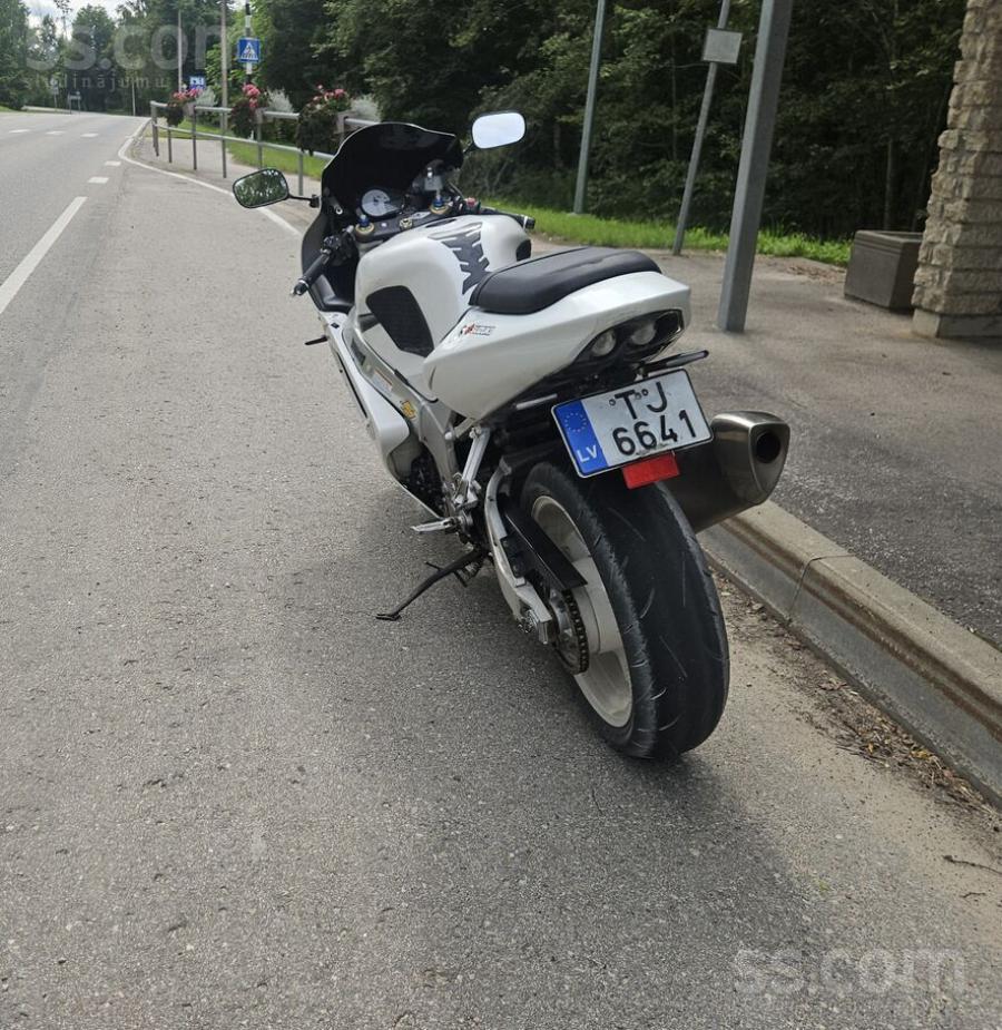 Suzuki GSX-R 750 2003 in Cesis, with an engine capacity of 0.75 L and mileage of 0 thousand km for 2400 €, photo 4 on AUTOMOTO.COM.LV