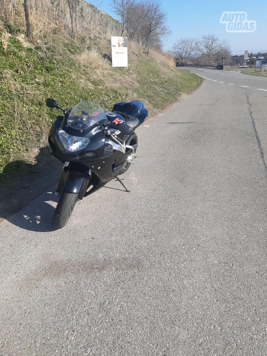 Black Suzuki GSX-R 2001 in Telschi, with an engine capacity of 0.75 L and mileage of 50 thousand km for 2500 €, photo 10 on AUTOMOTO.COM.LV