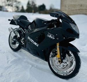 Черный Сузуки GSX-R 2002 в Радвилишкис, объемом двигателя 0.60 л и пробегом 37 тыс. км за 1850 €, фото 2 на AUTOMOTO.COM.LV