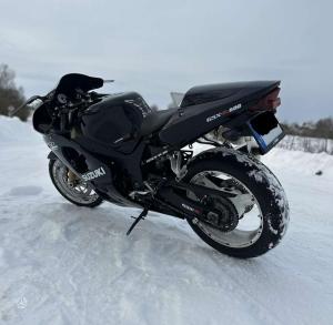 Черный Сузуки GSX-R 2002 в Радвилишкис, объемом двигателя 0.60 л и пробегом 37 тыс. км за 1850 €, фото 3 на AUTOMOTO.COM.LV