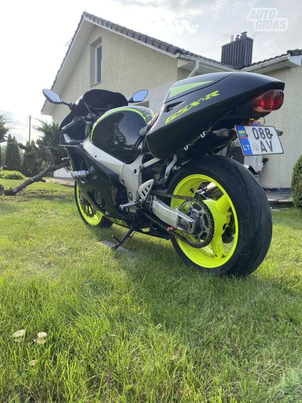 Melns Suzuki GSX-R 2002 Viļņa, ar dzinēja tilpumu 0.60 L un nobraukumu 70 tūkst. km par 1900 €, foto 6 vietnē AUTOMOTO.COM.LV
