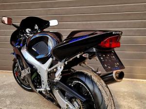 Black Suzuki GSX-R 2002 in Vilnius, with an engine capacity of 0.60 L and mileage of 42 thousand km for 2890 €, photo 10 on AUTOMOTO.COM.LV