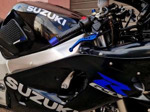 Black Suzuki GSX-R 2002 in Vilnius, with an engine capacity of 0.60 L and mileage of 42 thousand km for 2890 €, photo 15 on AUTOMOTO.COM.LV