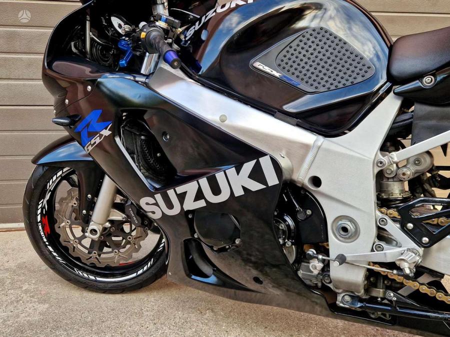 Black Suzuki GSX-R 2002 in Vilnius, with an engine capacity of 0.60 L and mileage of 42 thousand km for 2890 €, photo 16 on AUTOMOTO.COM.LV