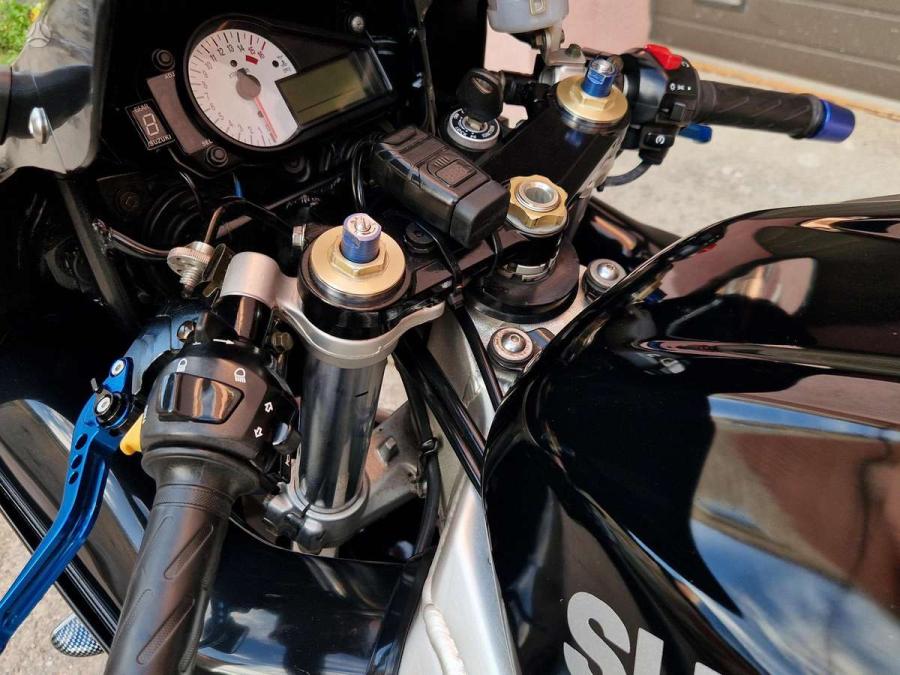Black Suzuki GSX-R 2002 in Vilnius, with an engine capacity of 0.60 L and mileage of 42 thousand km for 2890 €, photo 19 on AUTOMOTO.COM.LV