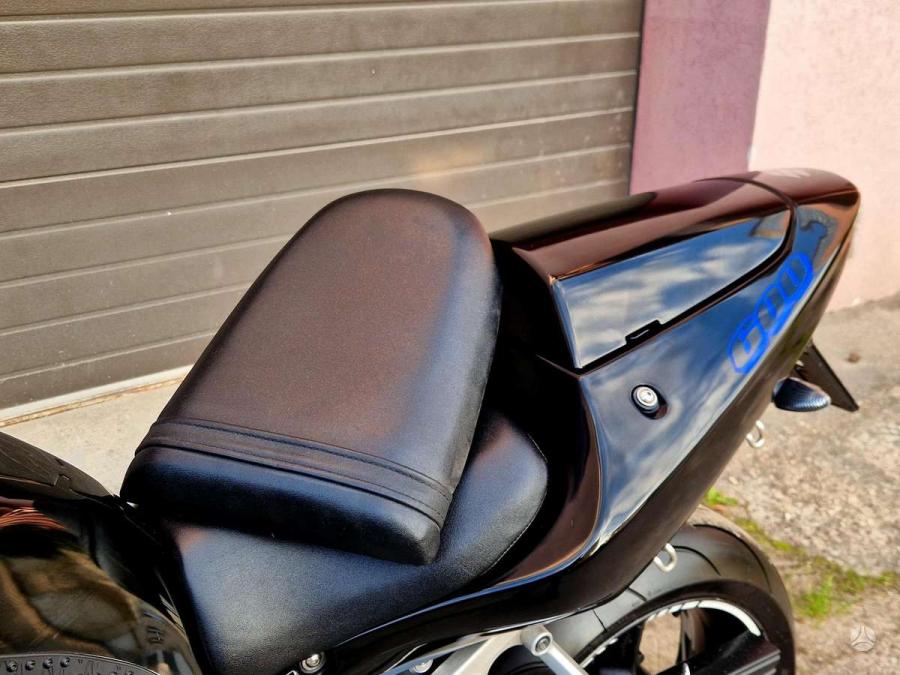 Black Suzuki GSX-R 2002 in Vilnius, with an engine capacity of 0.60 L and mileage of 42 thousand km for 2890 €, photo 20 on AUTOMOTO.COM.LV