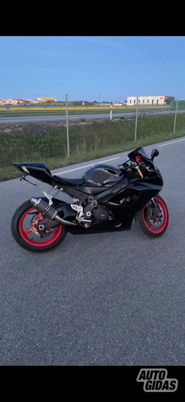 Melns Suzuki GSX-R 2006 Kauņa, ar dzinēja tilpumu 1.00 L un nobraukumu 47 tūkst. km par 4800 €, foto 2 vietnē AUTOMOTO.COM.LV