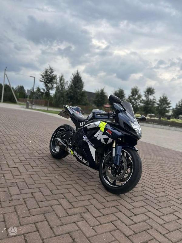 Black Suzuki GSX-R 2006 in Panevezys, with an engine capacity of 0.60 L and mileage of 38 thousand km for 4850 €, photo 4 on AUTOMOTO.COM.LV