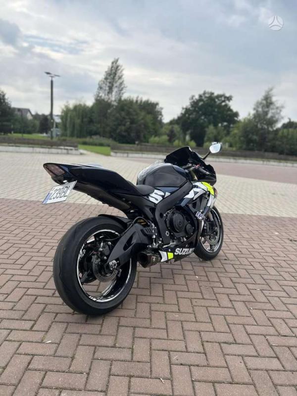 Black Suzuki GSX-R 2006 in Panevezys, with an engine capacity of 0.60 L and mileage of 38 thousand km for 4850 €, photo 6 on AUTOMOTO.COM.LV