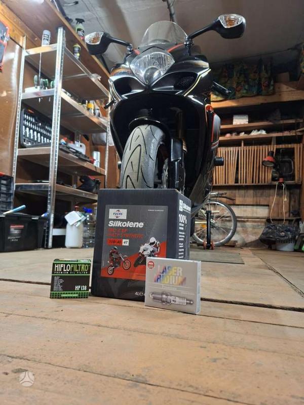 Melns Suzuki GSX-R 2007 Viļņa, ar dzinēja tilpumu 1.00 L un nobraukumu 40 tūkst. km par 6200 €, foto 2 vietnē AUTOMOTO.COM.LV